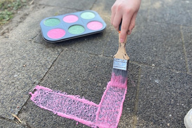 Maak je eigen verf van stoepkrijt | Kidsproof Rotterdam
